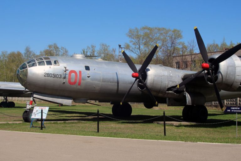 Soviet B-29 Clone - The Tupolev TU-4 with a very small unnecessary hole ...