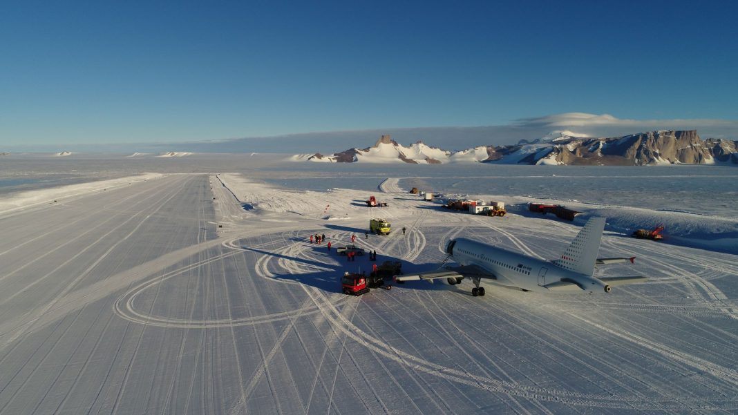 The First Commercial Airliner To Land On Icy Runway in Antarctica ...